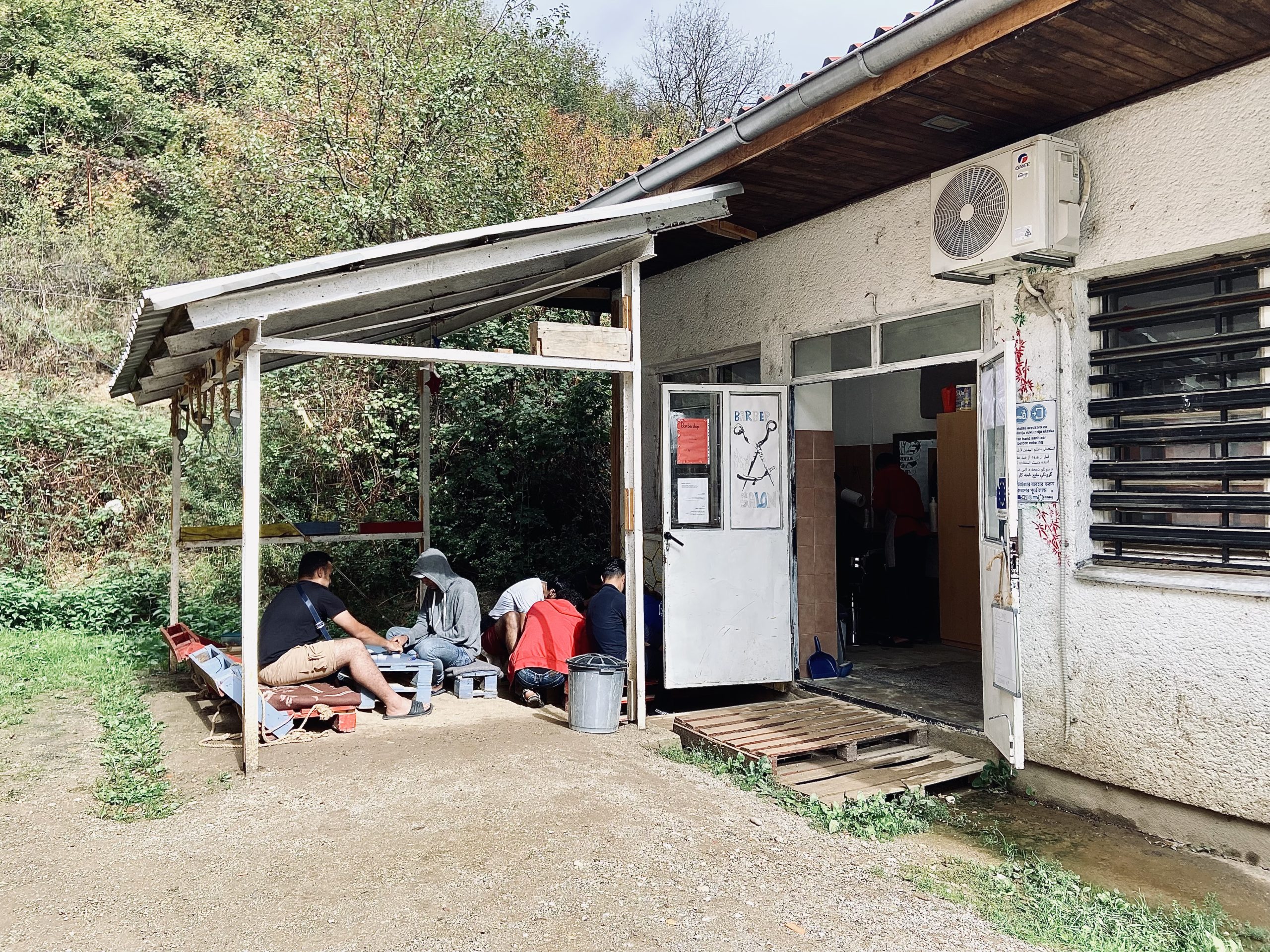Helpende hand aan vluchtelingen - Stichting Adomány